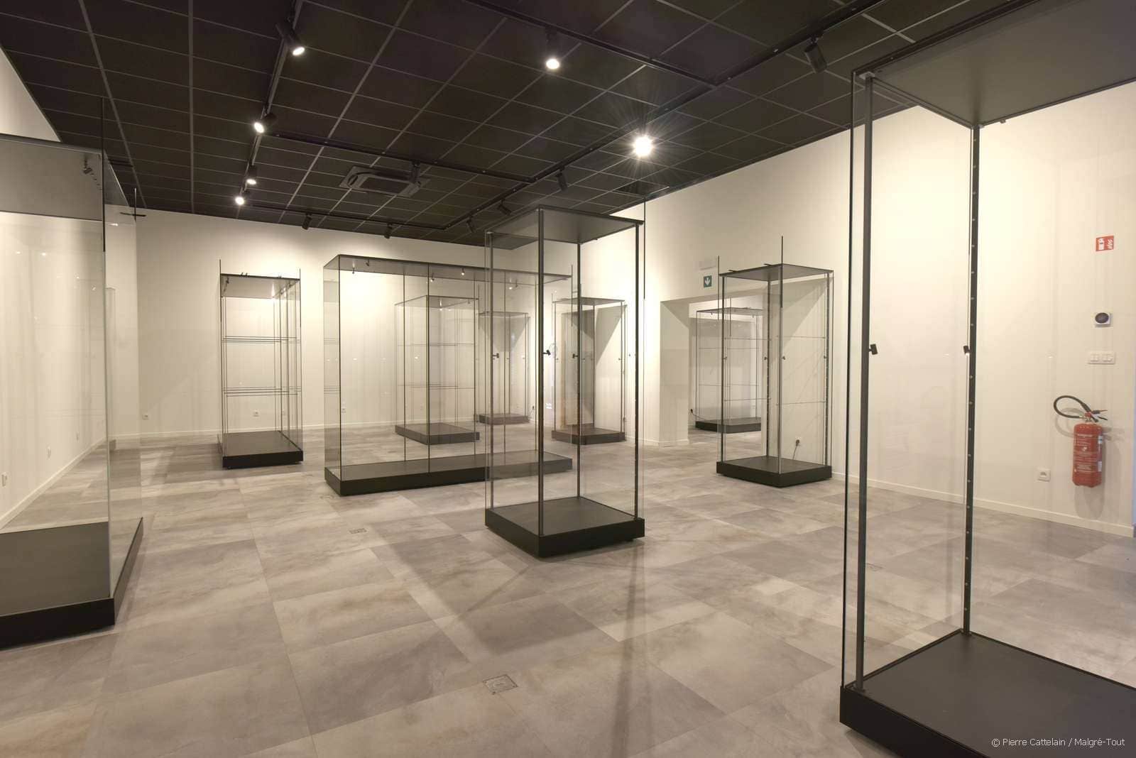 Museum Showcase Solutions - The Malgre-Tout in Belgium