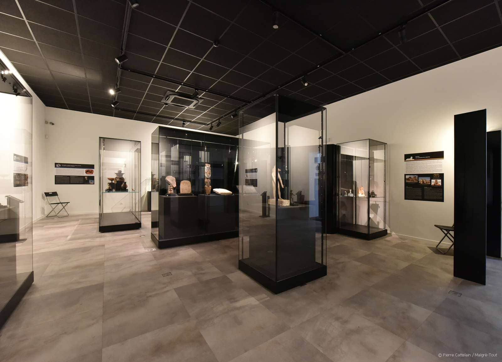 Museum Showcase Solutions - The Malgre-Tout in Belgium