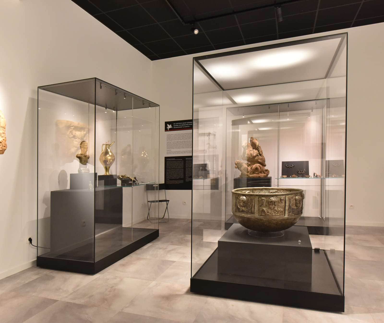 Museum Showcase Solutions - The Malgre-Tout in Belgium