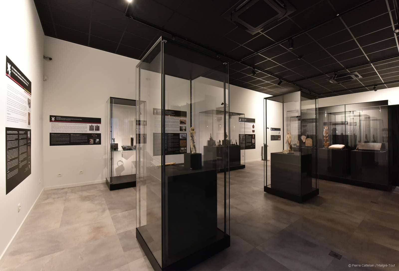 Museum Showcase Solutions - The Malgre-Tout in Belgium