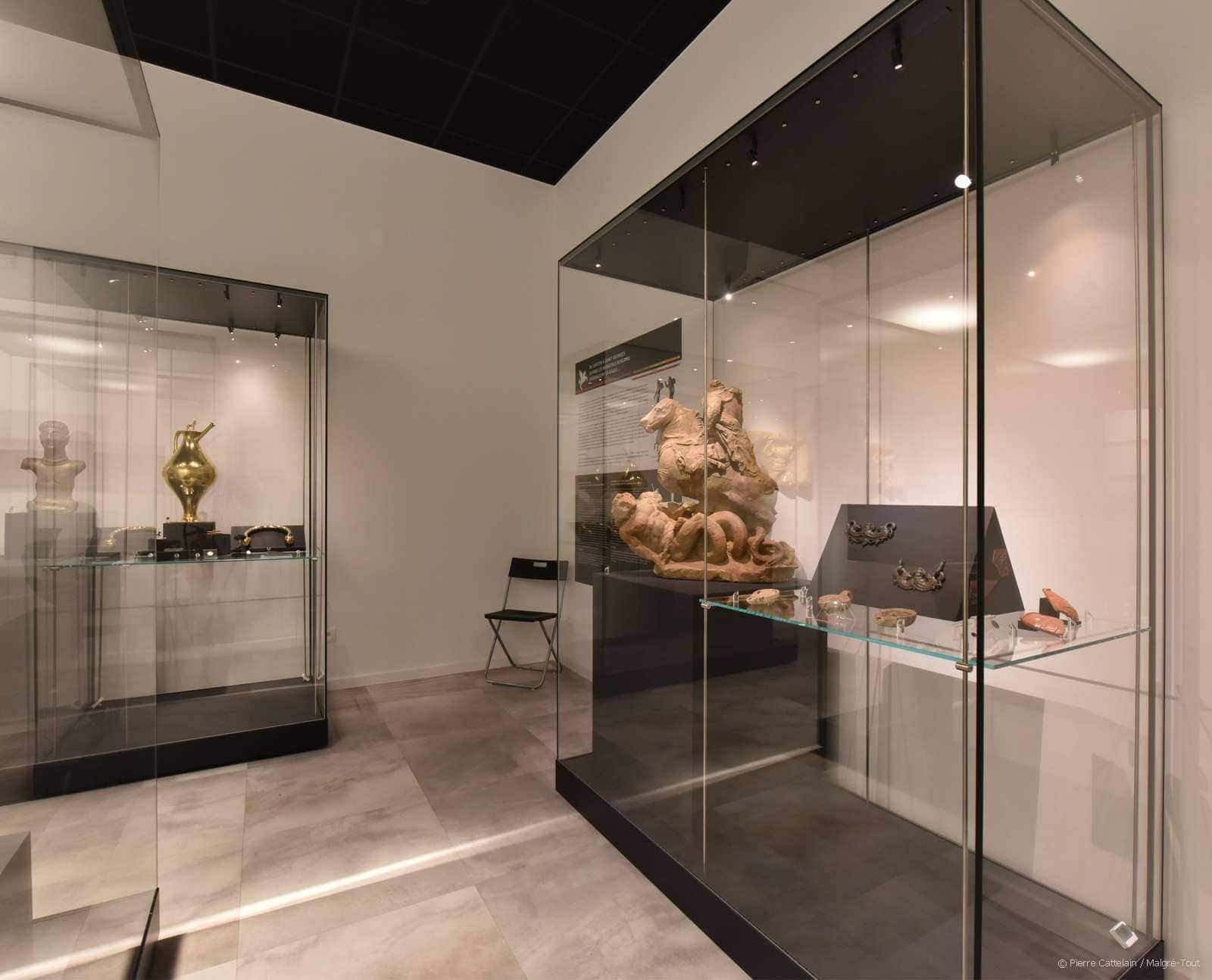 Museum Showcase Solutions - The Malgre-Tout in Belgium