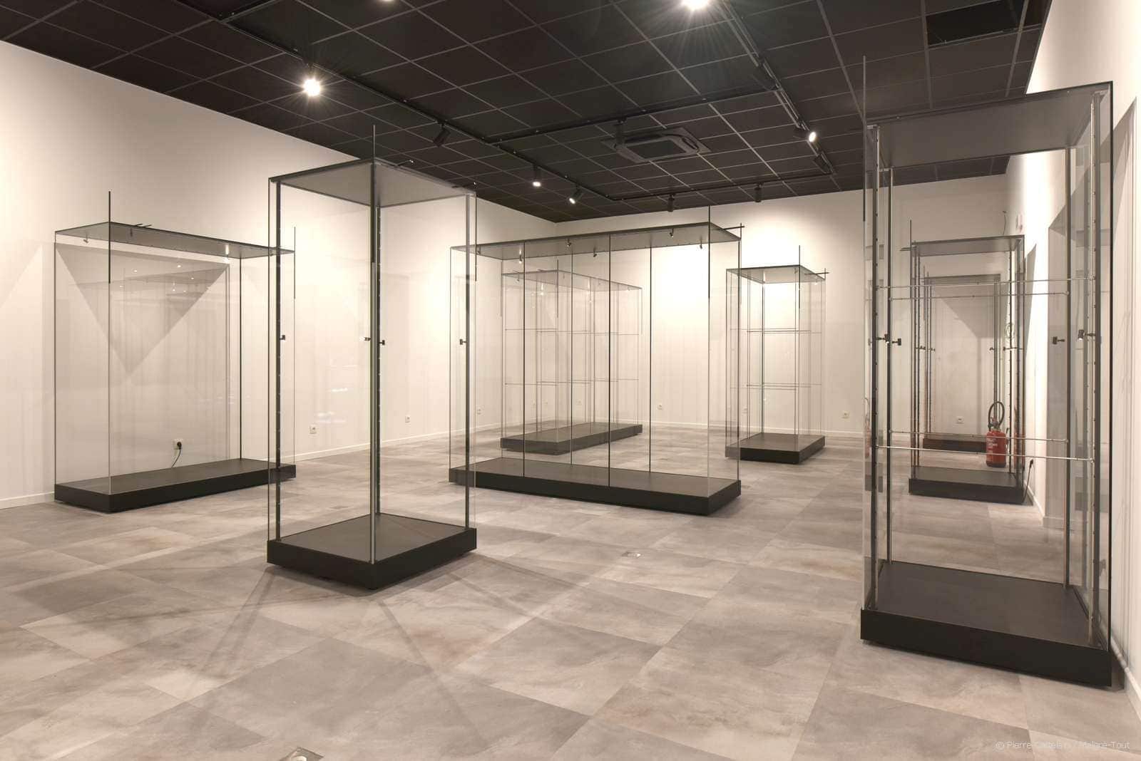 Museum Showcase Solutions - The Malgre-Tout in Belgium