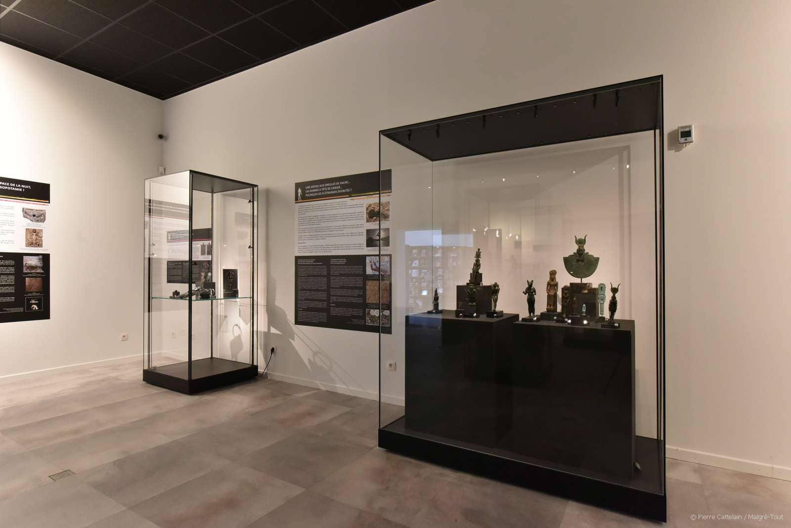 Museum Showcase Solutions - The Malgre-Tout in Belgium