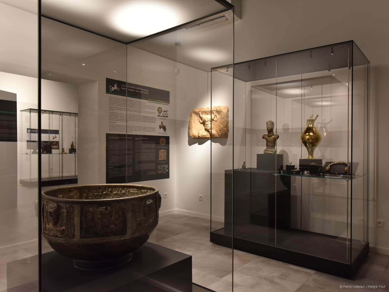 Museum Showcase Solutions - The Malgre-Tout in Belgium